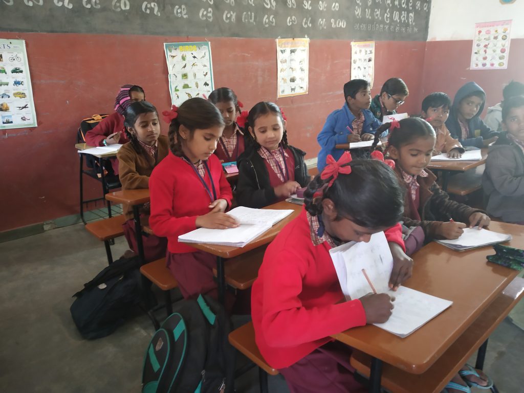 Radhanpur, India: banchi e cucina per l'ostello | Gruppo India